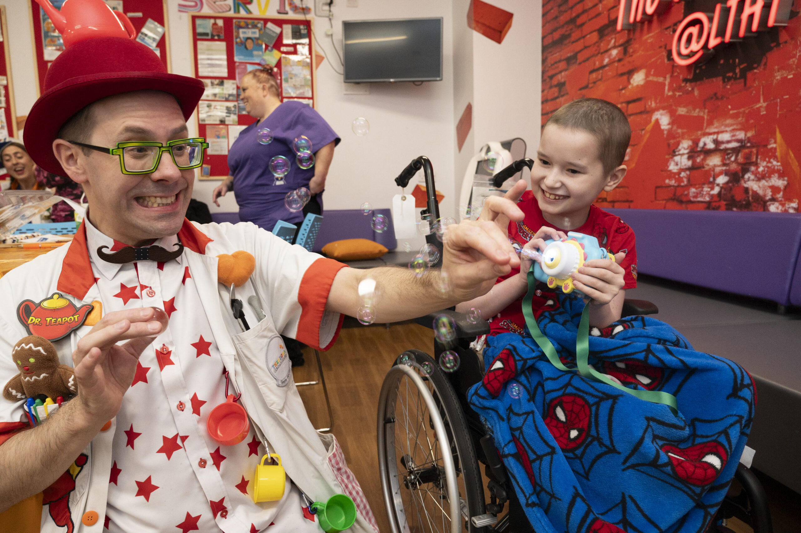 Celebrating 10 years of giggles at Leeds Children’s Hospital with a ...