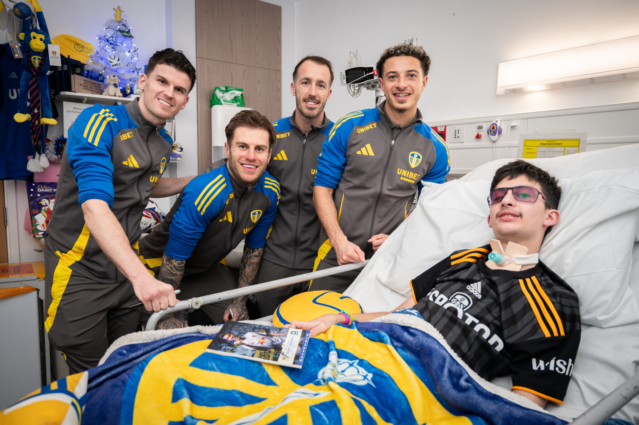 Leeds United make a Christmas visit to Leeds Children's Hospital ...
